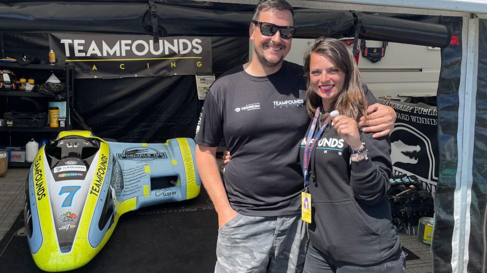 Sidecar racer makes marriage proposal moments after finishing TT - BBC News