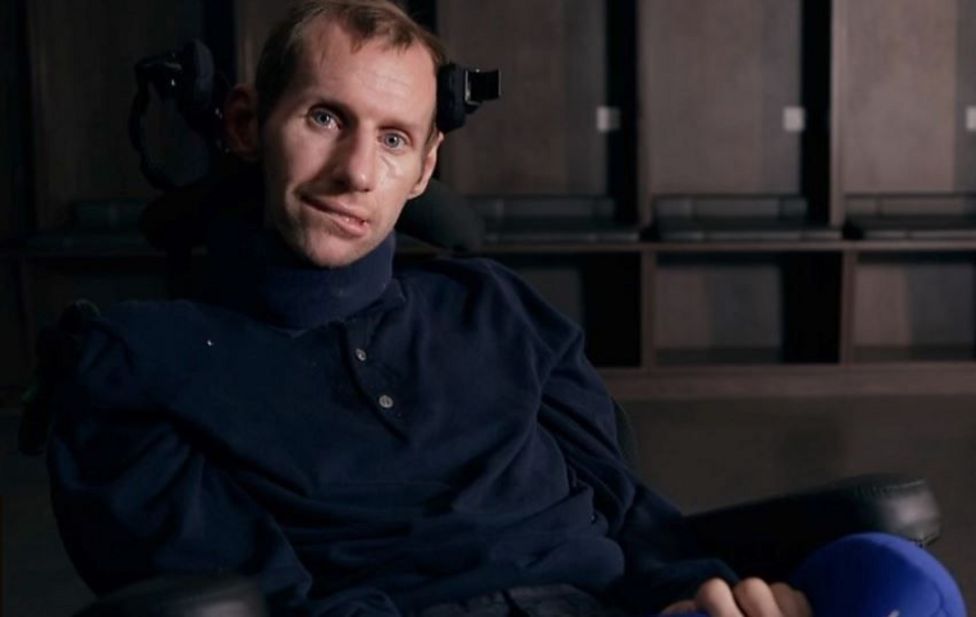 Rob Burrow: Leeds Rhinos run honours rugby league legend - BBC News