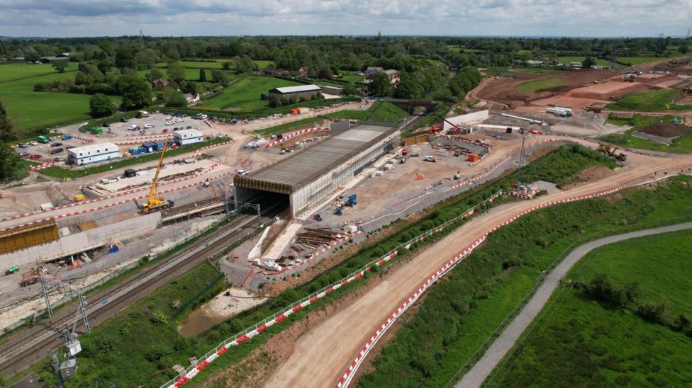 Beams installed on new HS2 rail bridge near Kenilworth - BBC News