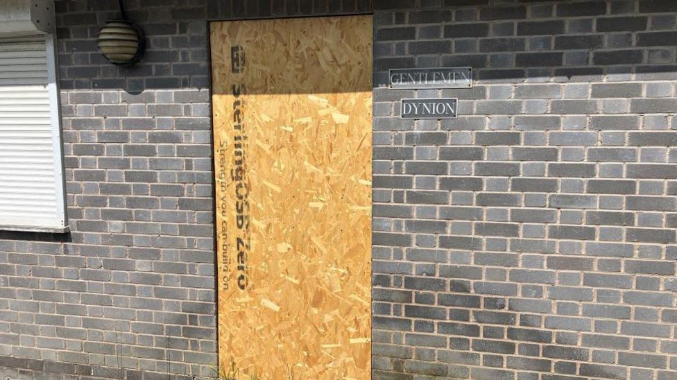 Dros 500 o ymatebion i arolwg ailagor toiledau Machynlleth - BBC Cymru Fyw