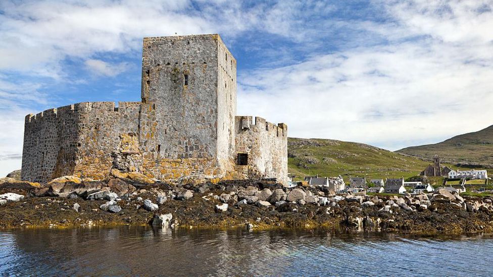 Barra concerns over lengthy closure of historic Kisimul Castle. - BBC News