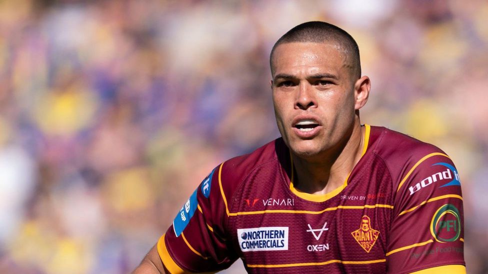 Tui Lolohea: Huddersfield Giants stand-off signs two-year deal - BBC Sport