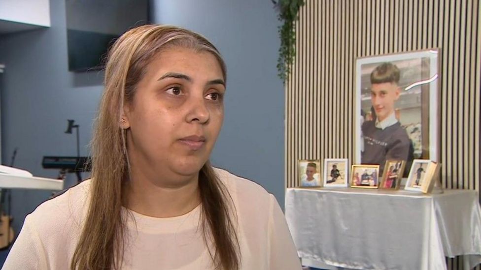 Ovingham deaths: Vigil held after teens die in river tragedy - BBC News