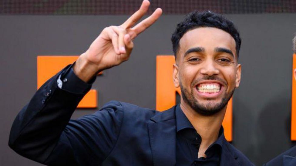 I was used in YouTuber Niko Omilana's 'scam' election bid - TV runner - BBC News