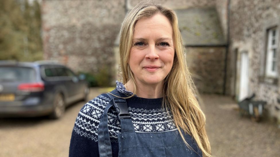 Kelso award-winning artist: 'not very good at painting' - BBC News