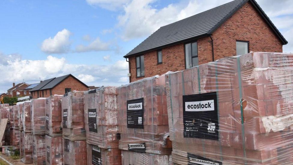 Pinxton: Village to get new 'affordable' homes - BBC News