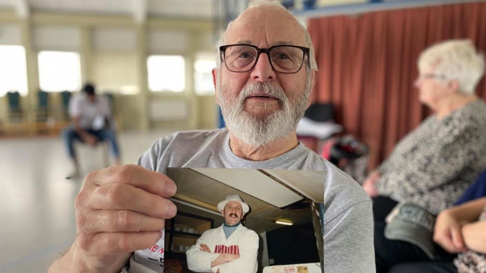 Sheffield burger van Greasy Vera's inspires new stage show - BBC News