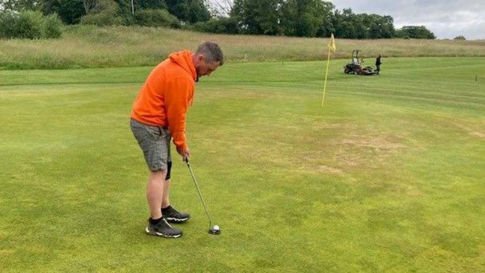 Nuneaton golfer completes 24-hour charity marathon - BBC News