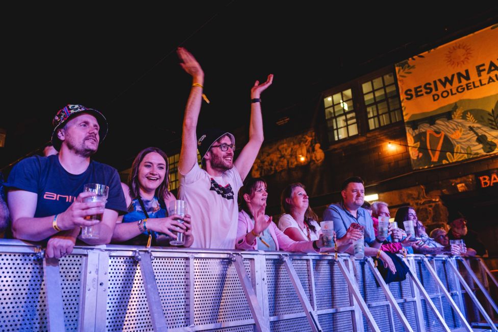 Lluniau Sesiwn Fawr Dolgellau - BBC Cymru Fyw
