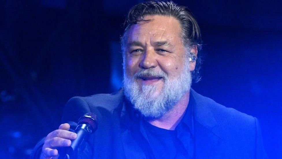 Russell Crowe: Why the Gladiator star is talking about Inverness - BBC News