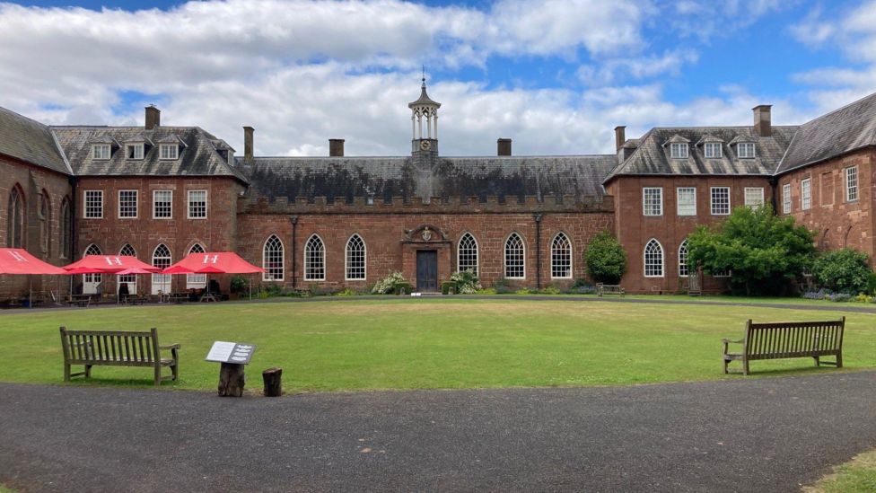 Expert hopes to find Civil War evidence in Hartlebury Castle dig - BBC News