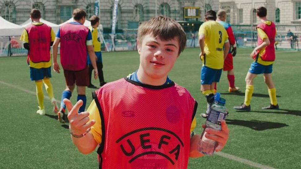 Syndrom Down: 'Fy mab wedi ei atal rhag naid elusennol' - BBC Cymru Fyw