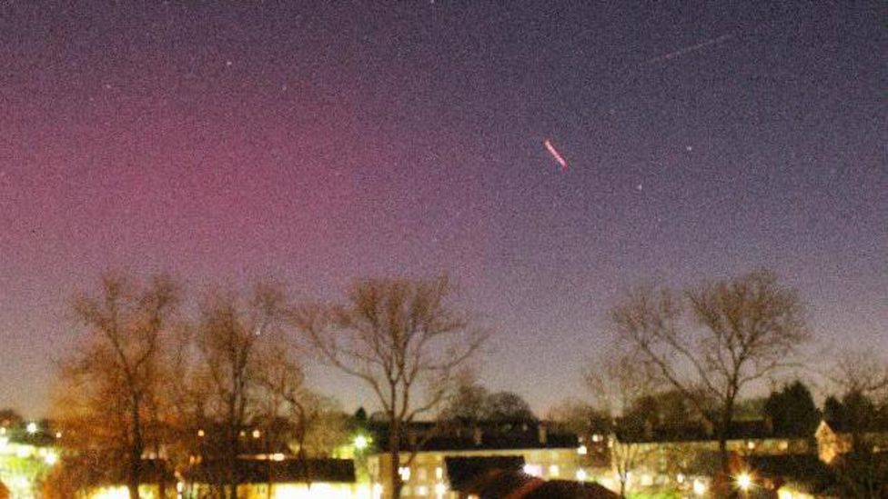 Northern lights seen over West Midlands - BBC News