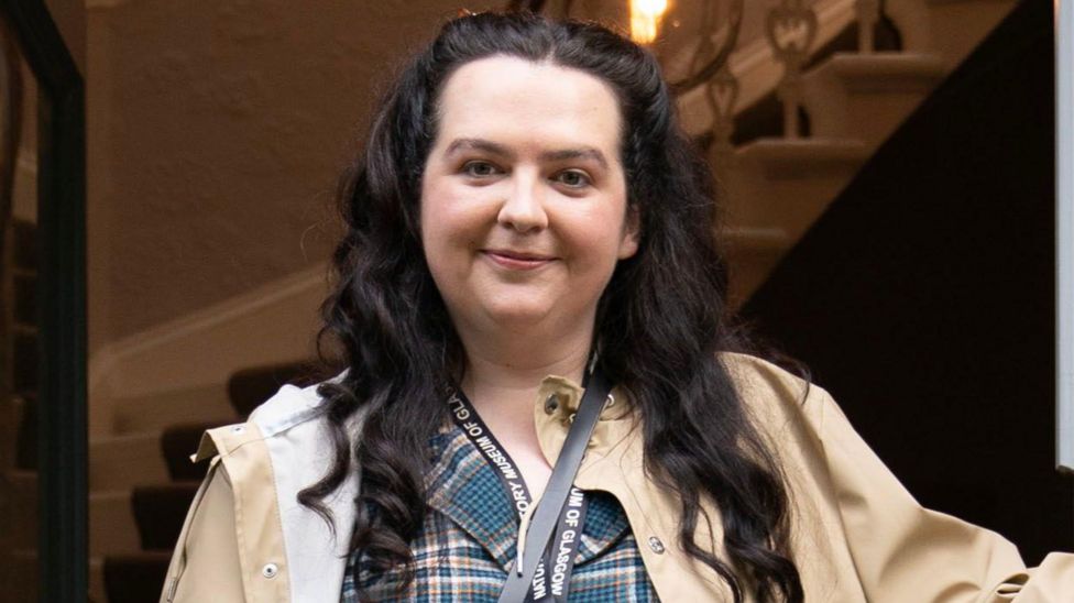 'Playing an autistic character helped me unmask myself' - BBC News