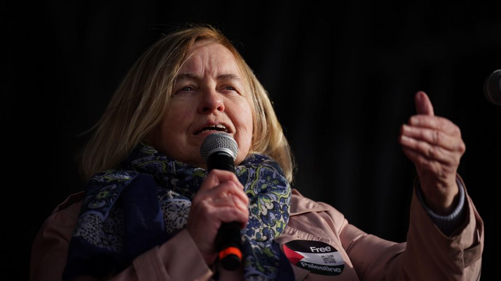 Dublin anti-racism march attracts thousands - BBC News