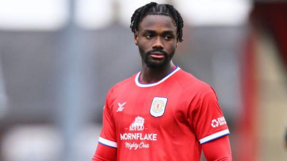 Aaron Rowe: Gillingham sign former Huddersfield Town winger - BBC Sport