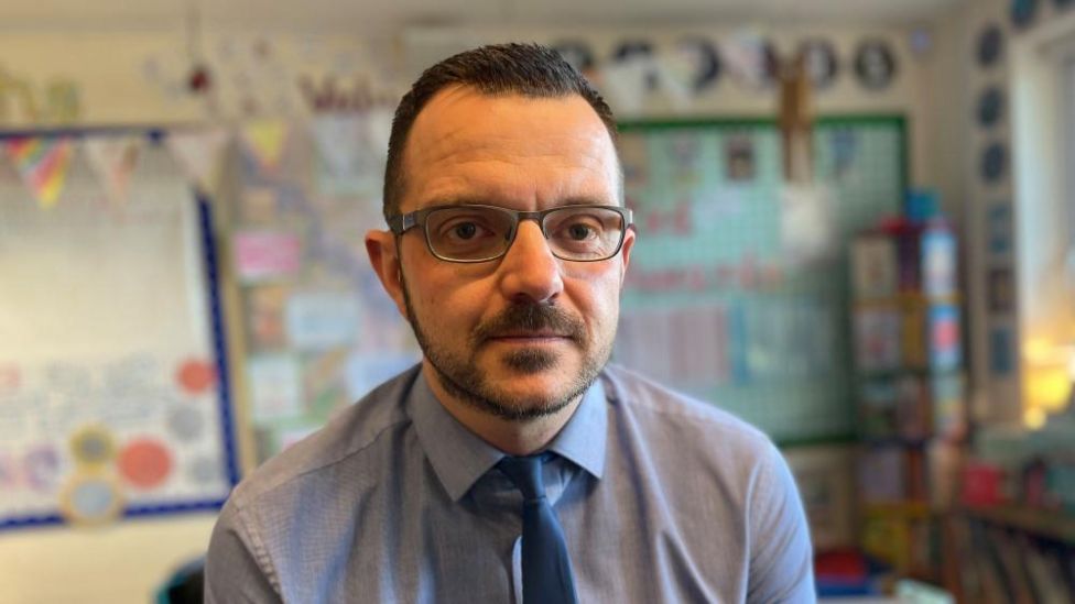 Teacher strikes: Staff at a Luton primary on the first walkout - BBC News