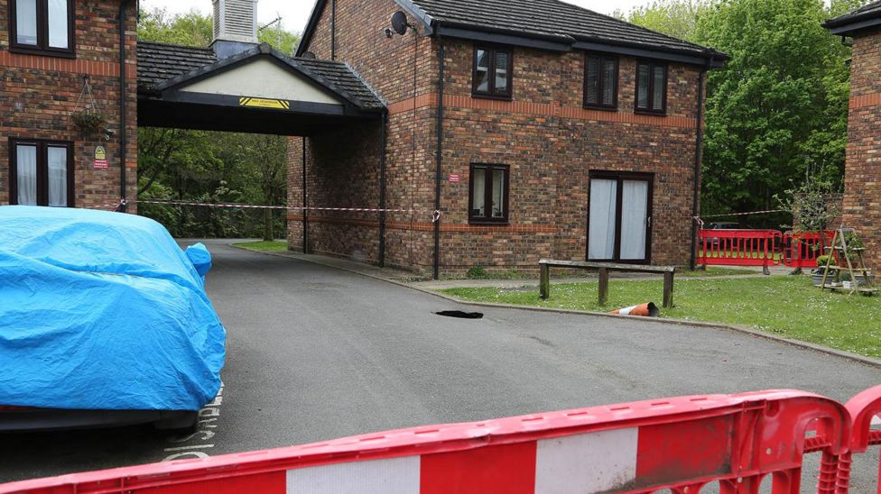 St Albans: Sinkhole could take two weeks to repair - BBC News