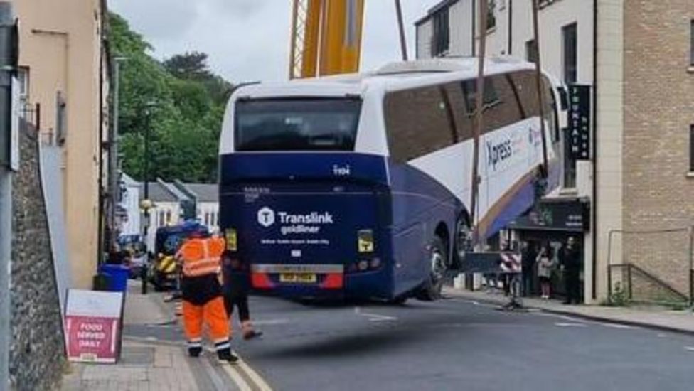 Londonderry: Another stuck bus sparks calls for better signs - BBC News