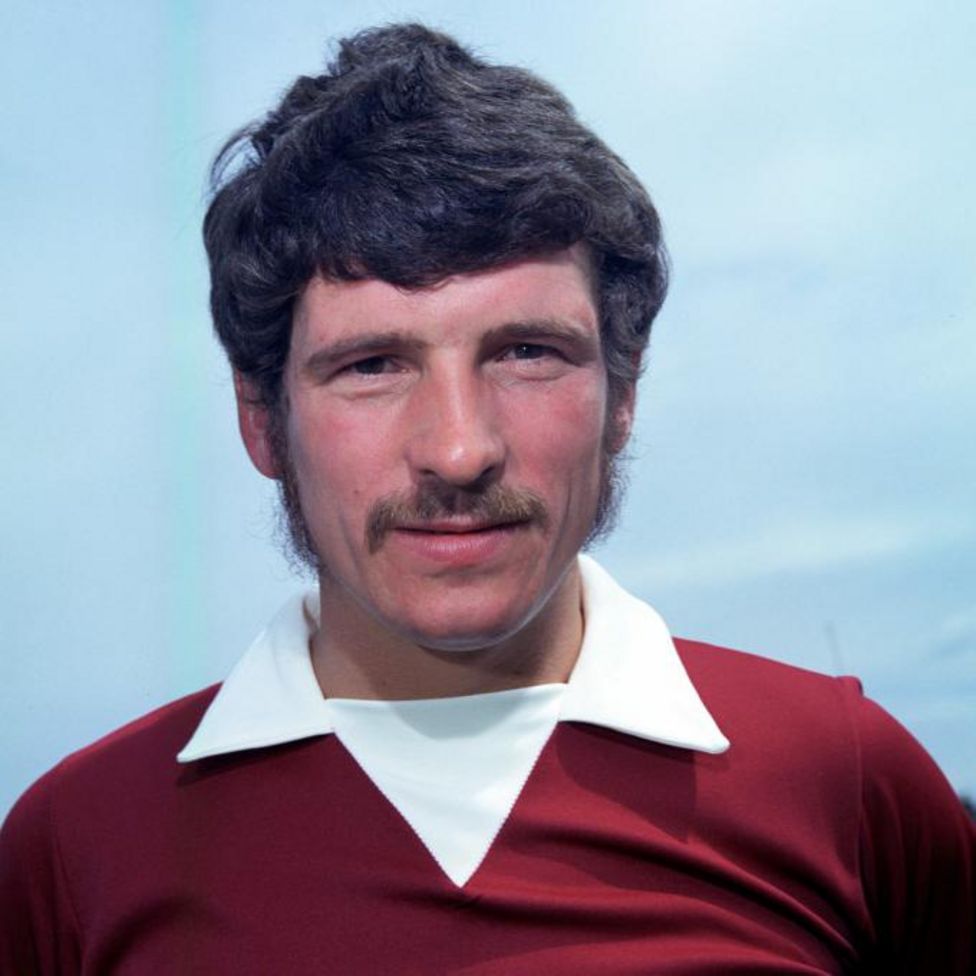 Hearts hero Drew Busby dies at 74 - BBC Sport