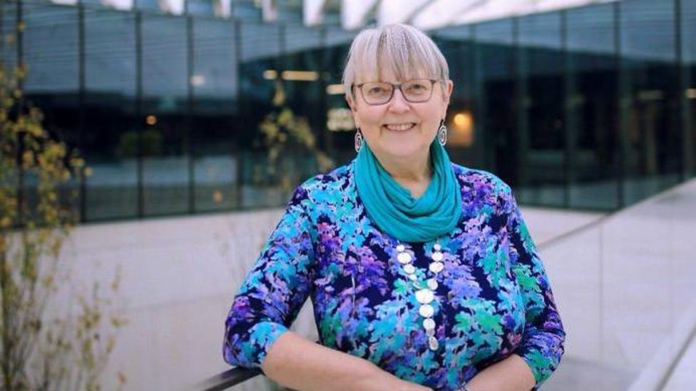 Milton Keynes women bond through interfaith choir - BBC News