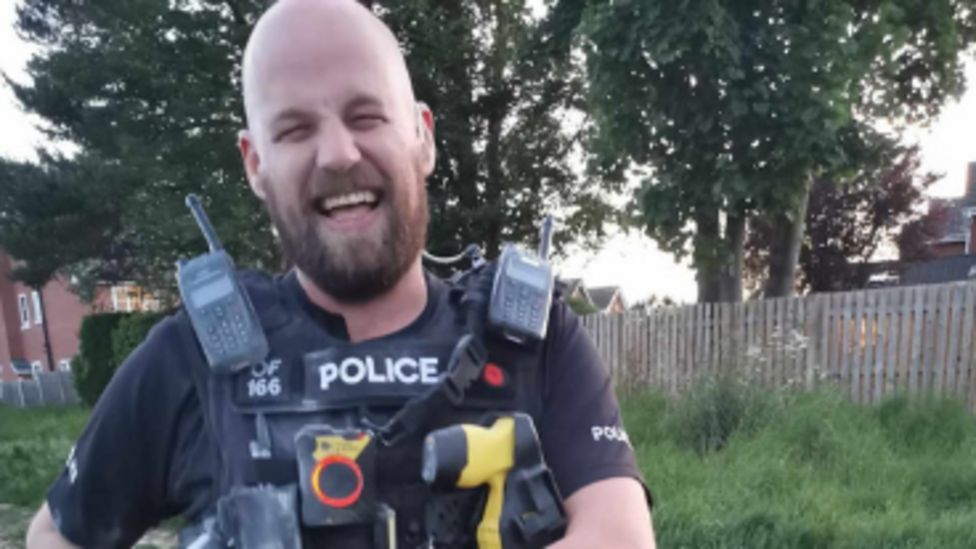 Tributes paid to popular West Mercia police officer - BBC News