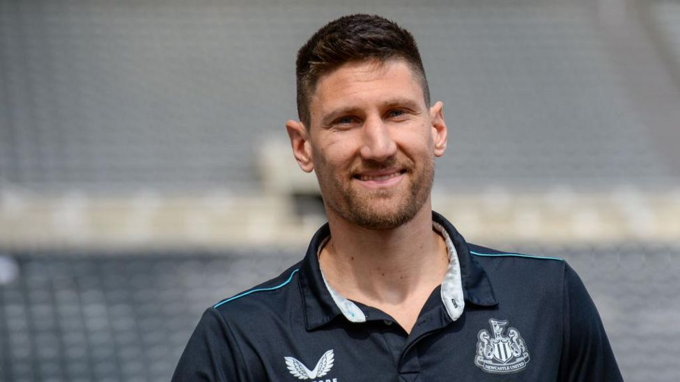 Fernandez leaves Newcastle and signs for Elche CF - BBC Sport