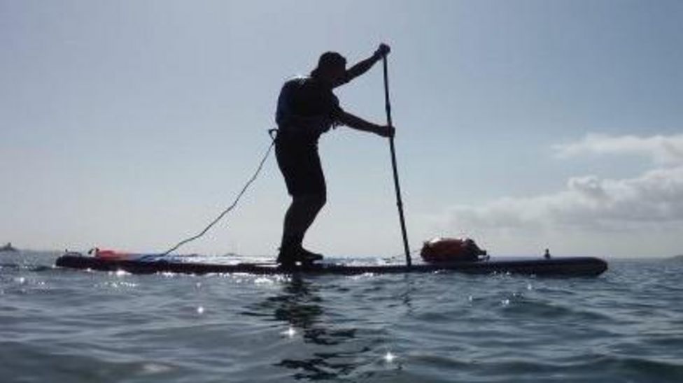 Pair complete tandem Channel paddleboard record attempt - BBC News