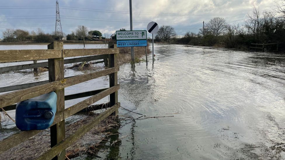 Lincolnshire flooding: Pumps damaged by 'vandalism' - BBC News
