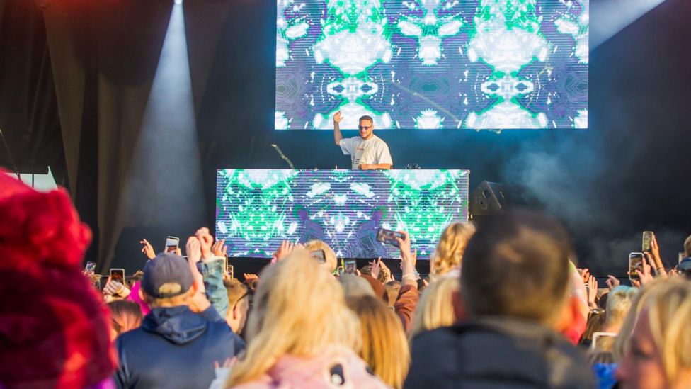 In pictures: Thousands flock to Youth Beatz festival in Dumfries - BBC News