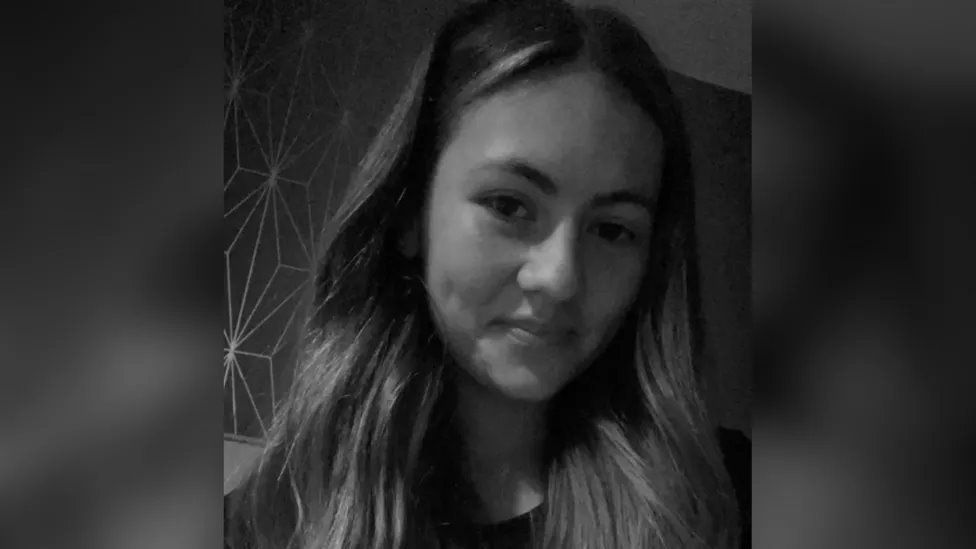 Dau Gymro a merch wedi marw ar ôl taro coeden - cwest - BBC Cymru Fyw