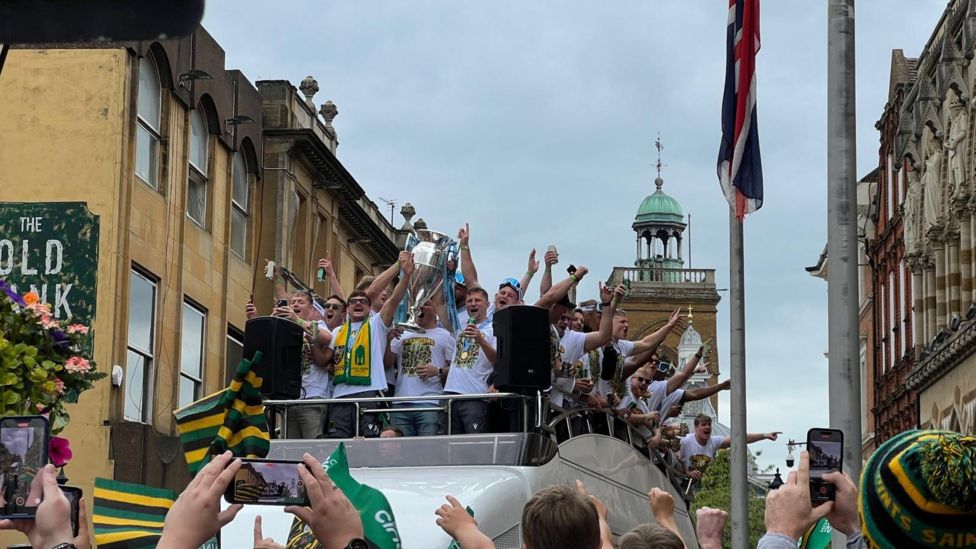 Thousands turn out for Northampton Saints' Premiership title parade ...