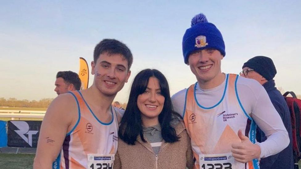 Redditch brothers at risk of dementia take on run challenge - BBC News