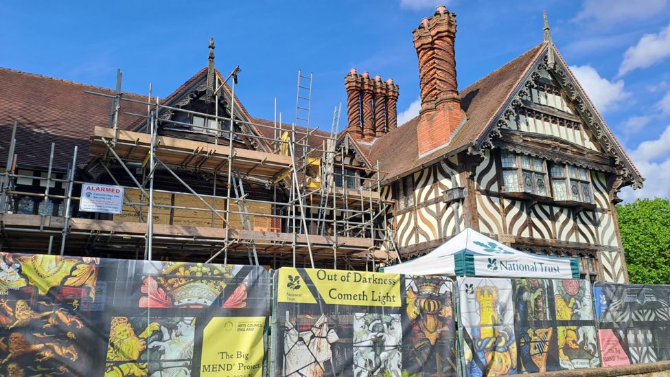 Wightwick Manor begins work to restore stained glass windows - BBC News