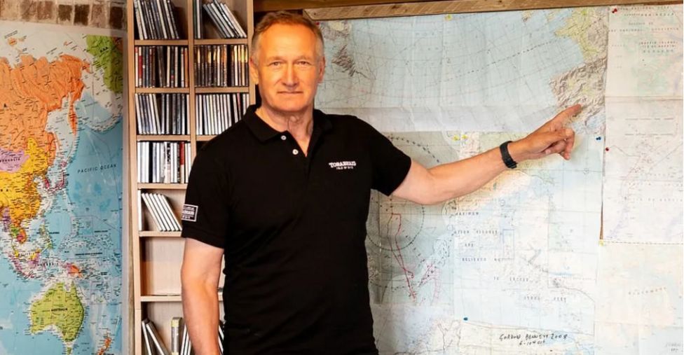 Sir David Hempleman-Adams to cross Atlantic in open basket - BBC News