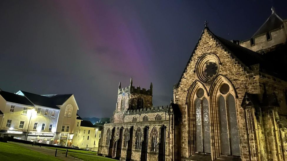 Northern Lights: Wales gets dazzling display - BBC News
