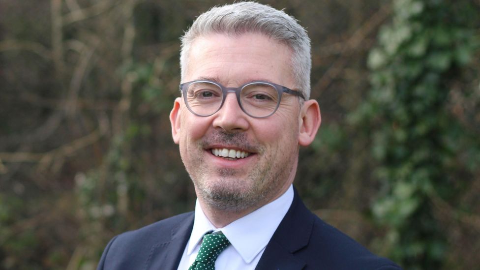 Sinn Féin's Niall Ó Donnghaile: Irish senator from Belfast quits - BBC News