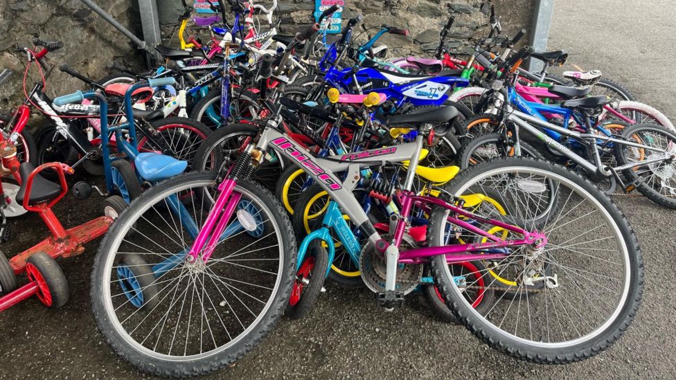 Ysgol Rhosgadfan yn apelio am feics wedi i bump gael eu dwyn - BBC ...