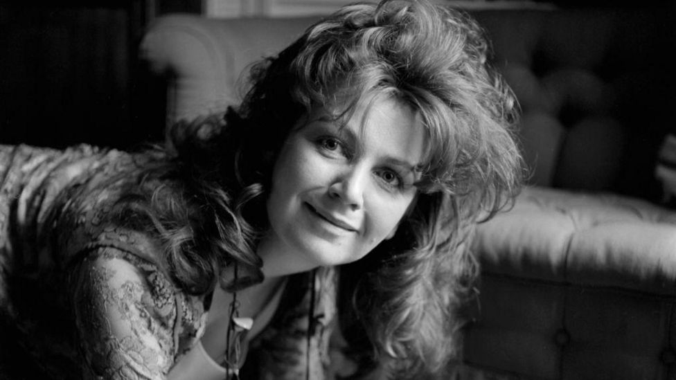 Irish writer Edna O'Brien dies aged 93 - BBC News