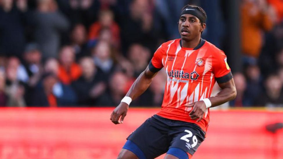 Luton Town: Amari’i Bell signs new contract - BBC Sport