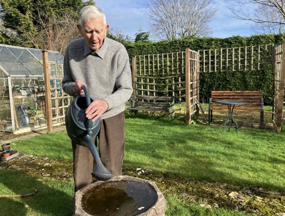 Worcester D-day veteran celebrates 100th birthday - BBC News