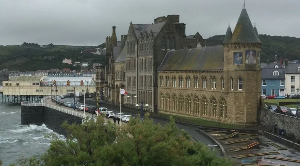 Prifysgol Aberystwyth: 'Newid sylweddol' i wneud arbedion - BBC Cymru Fyw