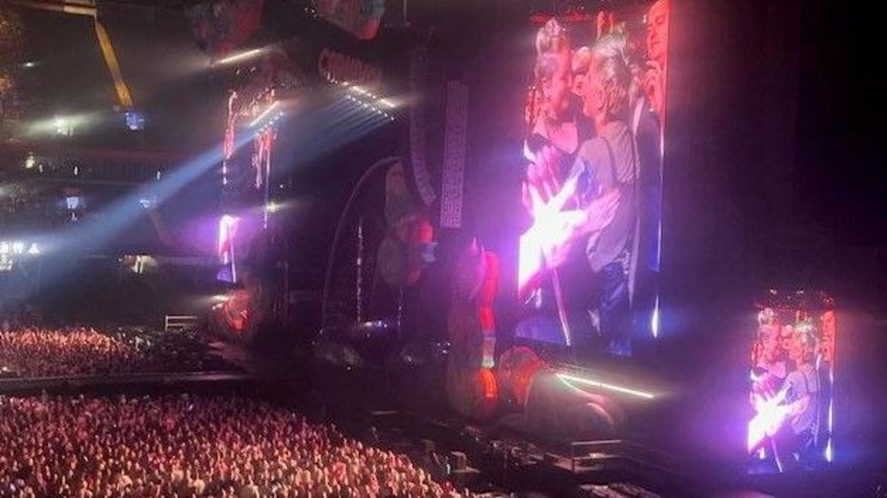 Pink in Cardiff: Travel warning as Summer Carnival tour restarts - BBC News