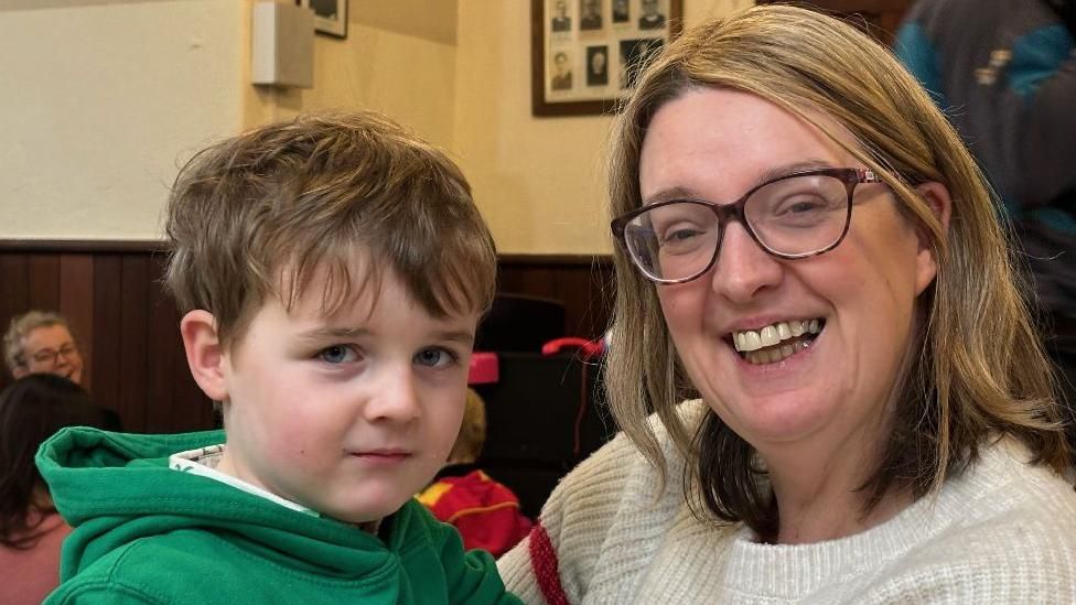Etholiad cyffredinol: Beth yw'r farn ar y ffin? - BBC Cymru Fyw