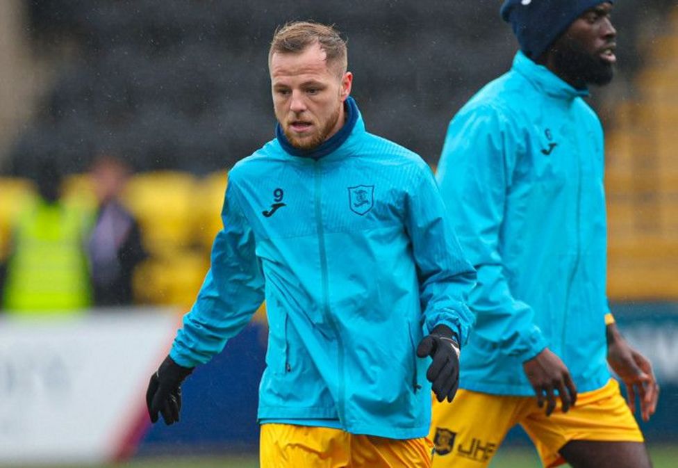 Martindale makes four changes - BBC Sport