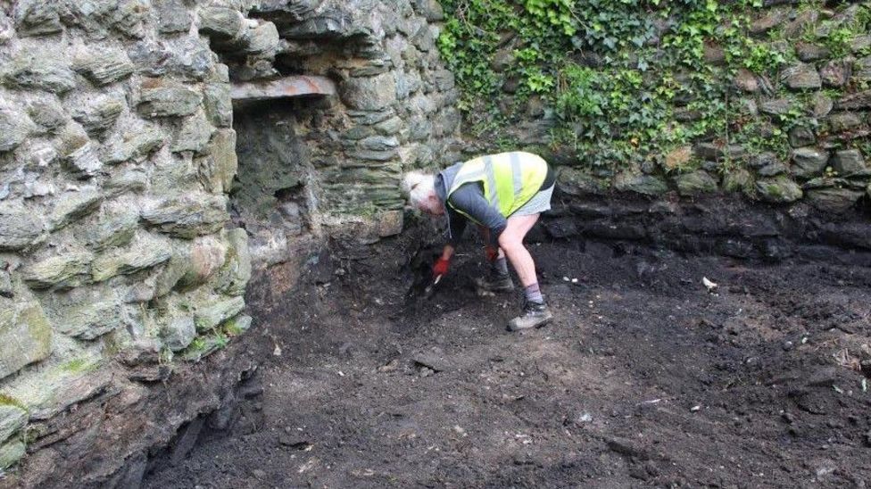 Anglesey: Roman and medieval past unearthed in churchyard dig - BBC News