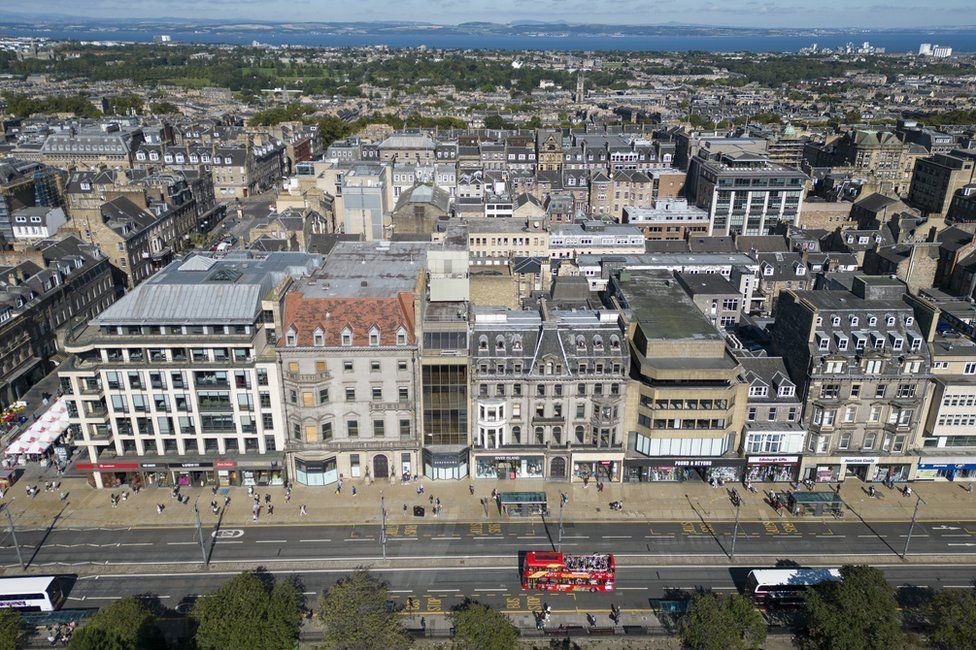 Plans to turn Edinburgh's former Debenhams into hotel - BBC News