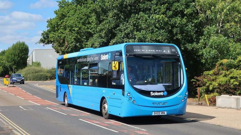 Portsmouth bus network launches contactless payment - BBC News