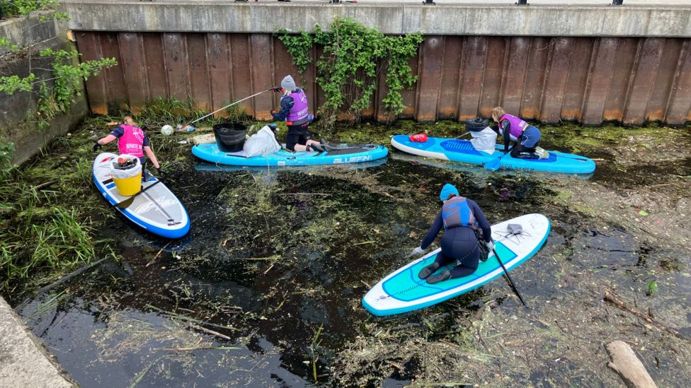 Leeds: River Aire gets clean up thanks to volunteers - BBC News