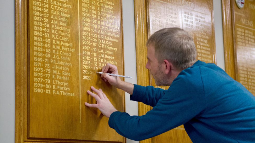 Gold leaf signwriter has the word on the street - BBC News